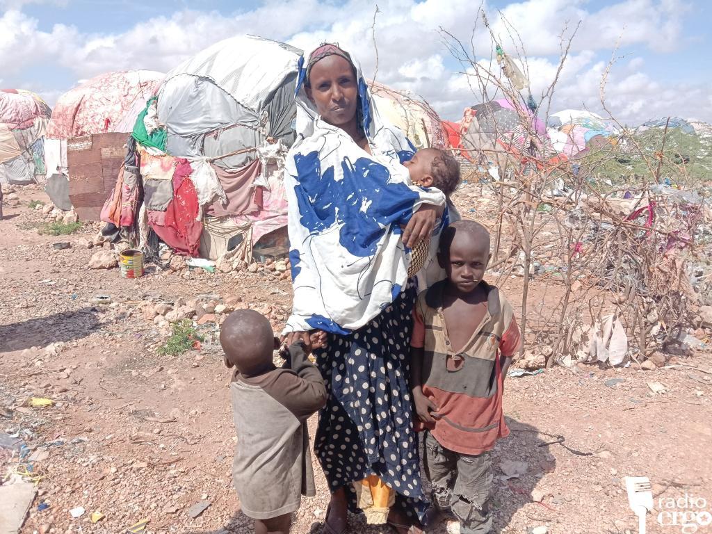 Somali farming and herding families walk for days to find water and ...